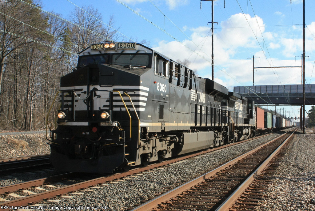 NS 8060 and train 24M